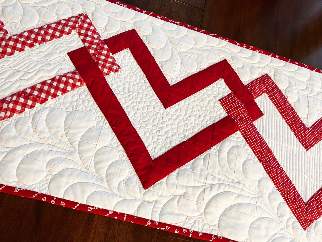 Linked Hearts Quilted Table Runner Pattern Valentines Day Mini Quilt ...