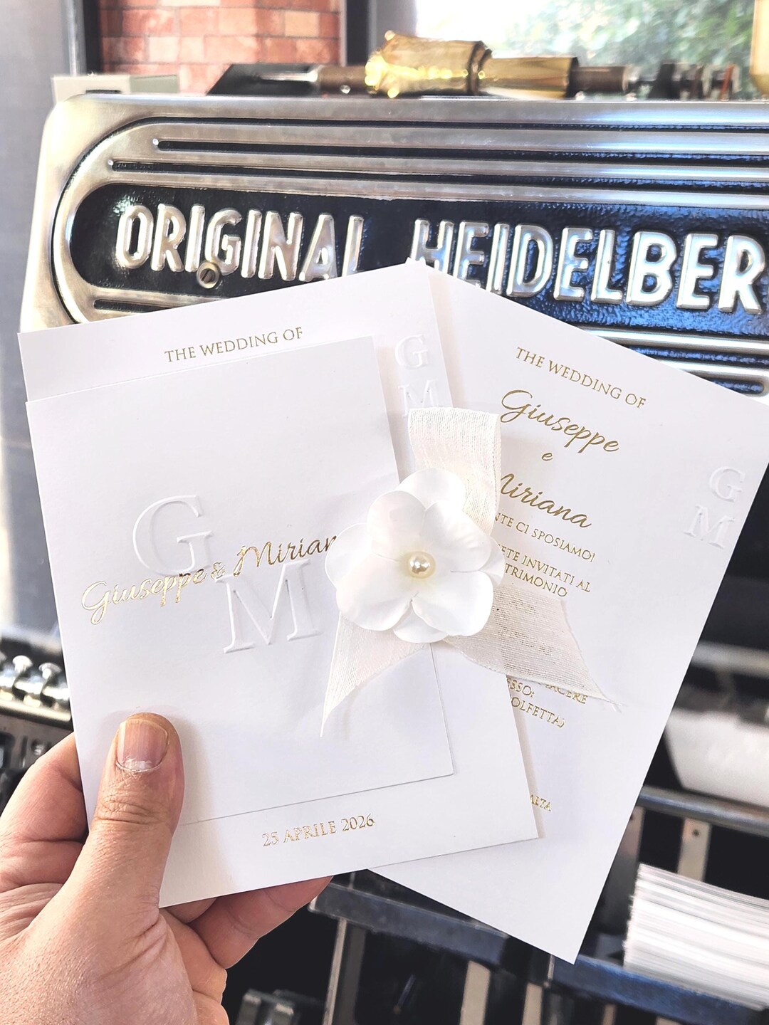 Convite de casamento minimalista de luxo, monograma em relevo, convite ...