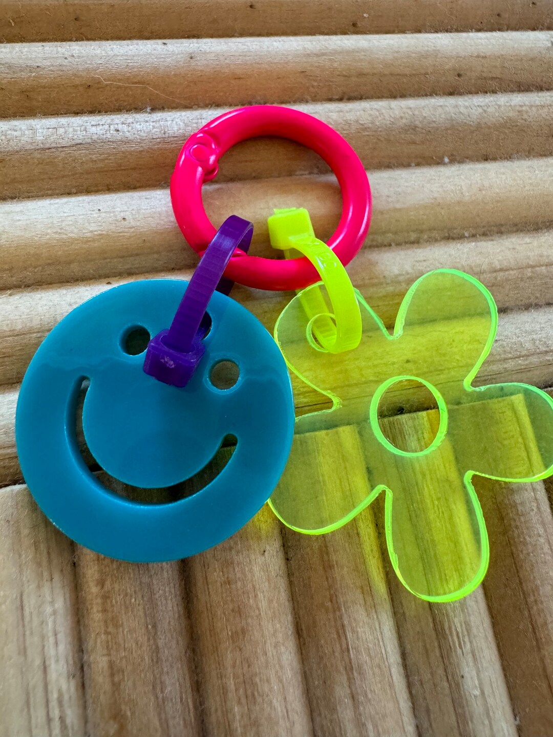 Retro Flower Smiley Face Keychain - Multi Color Keychains - Happy Face ...