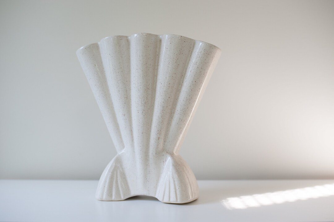 Large Neutral Vintage Art Deco Shell/ Fan Vase - Etsy