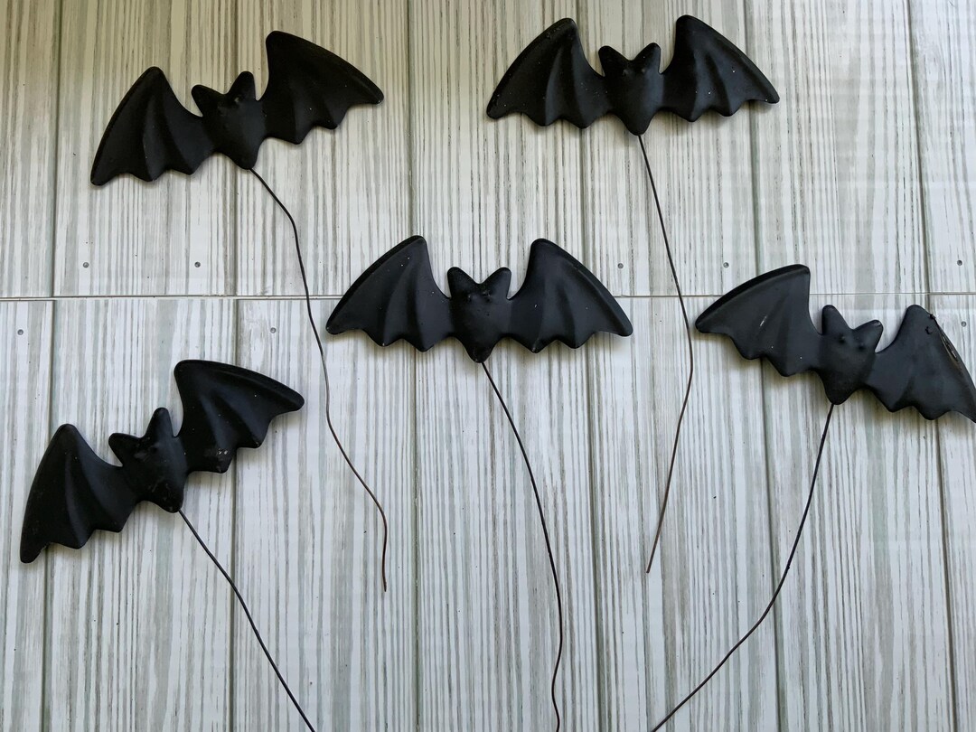 Black Metal Bat 9.25”L X 4.75”W X 6mmd Wire Wreath Attachment ...