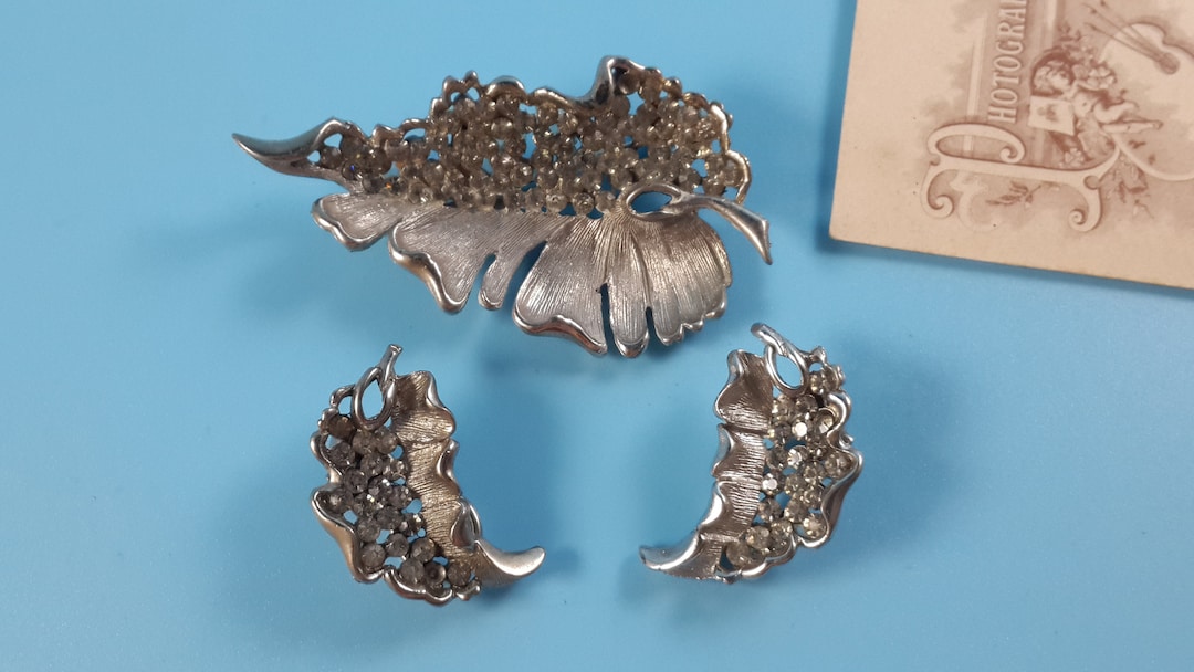 BSK signed Vintage Jewelry Set Leaf Brooch and Clip-On Earrings ...