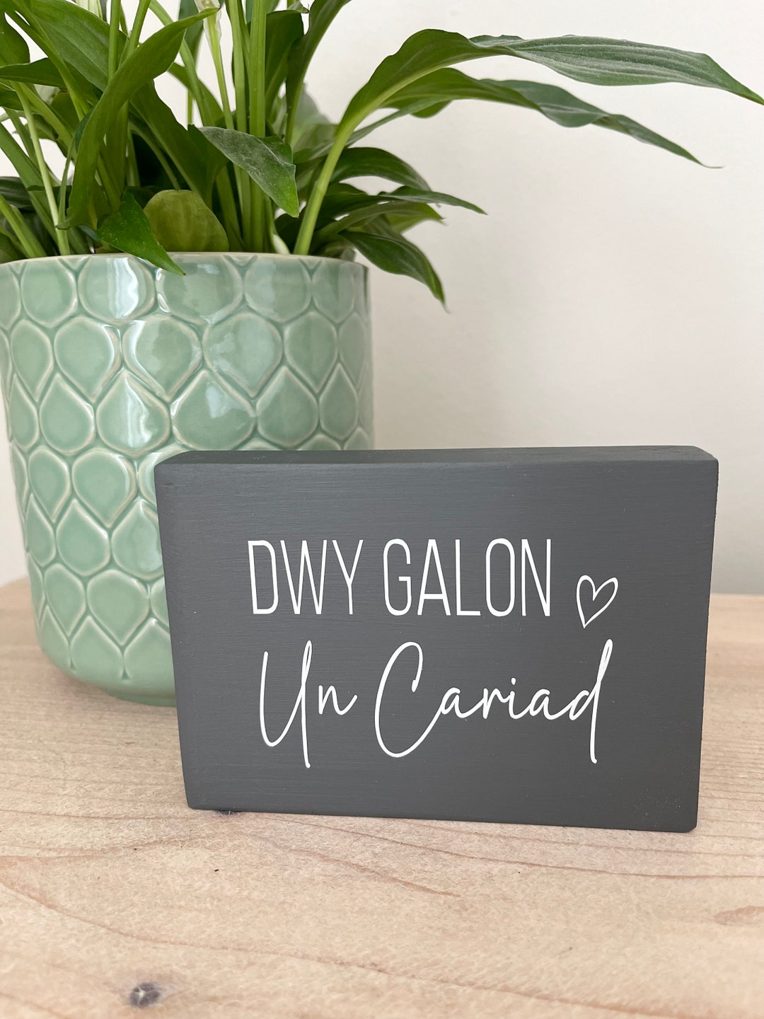 Dau Galon, Un Cariad Freestanding Wooden Sign - Etsy