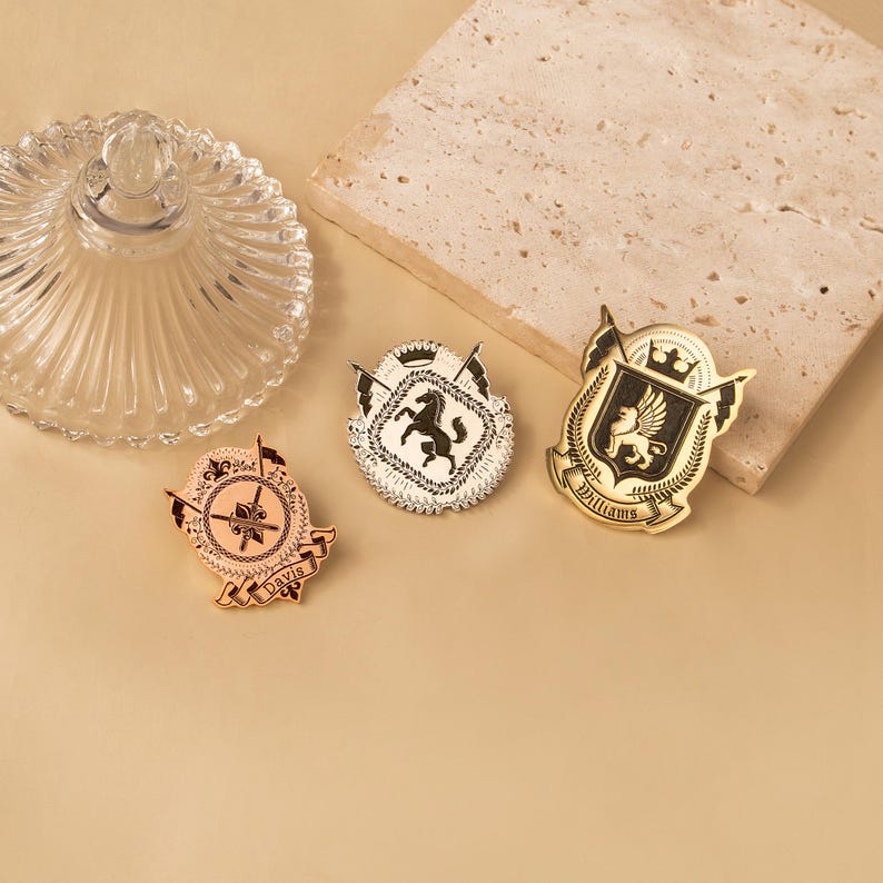 Family Crest Pin - Coat of Arms Custom Brooch - Engraved Family Emblem ...