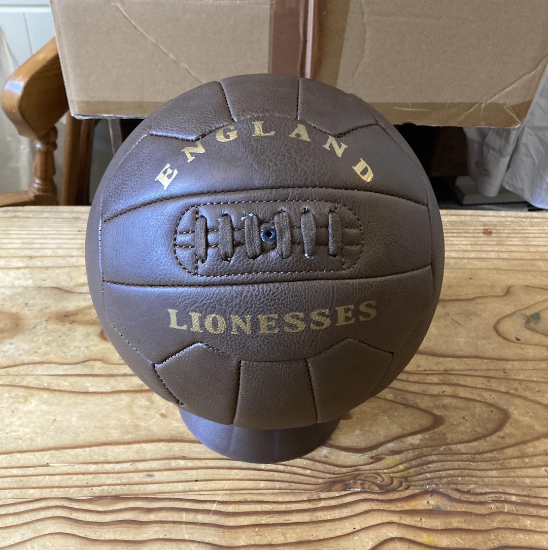 Balón de fútbol de exhibición de cuero antiguo de las England Lionesses ...