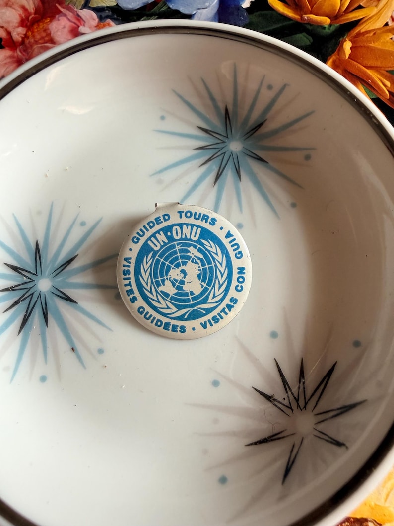 Vintage United Nations International Guided Tours Fold Over Pin Badge ...