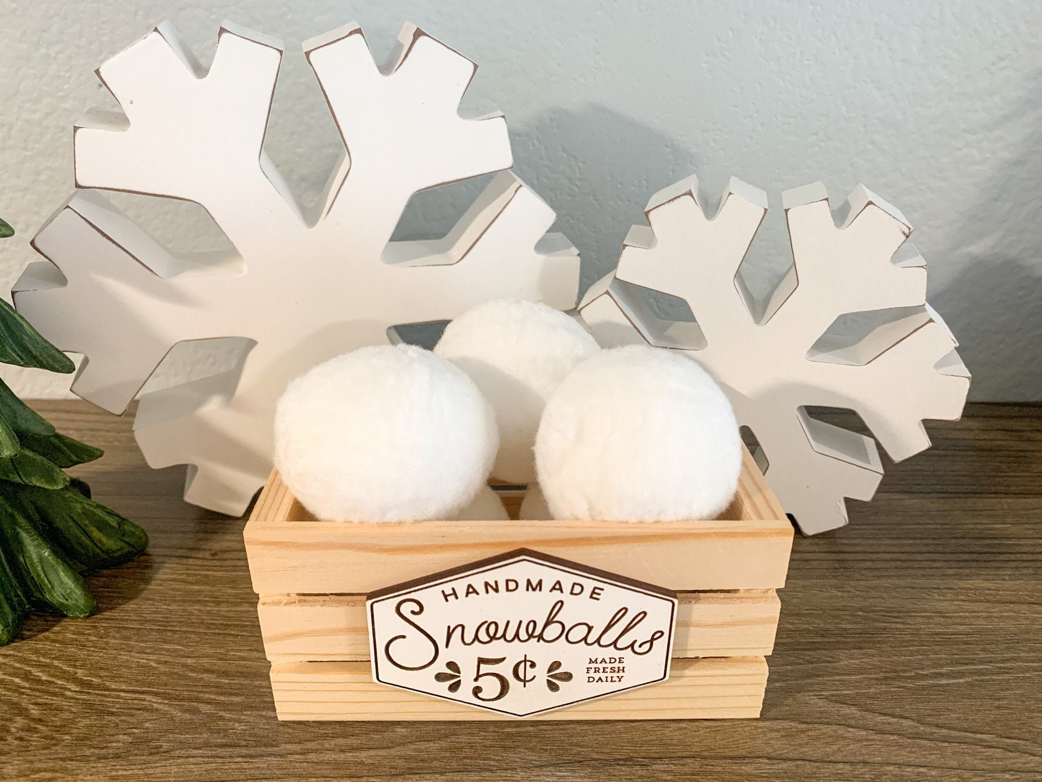 Winter Farmhouse Mini Snowball Crate with faux snowballs // - Etsy.de