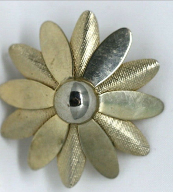 1964 Sarah Coventry Daisy Goldtone Daisy Brooch And M Gem