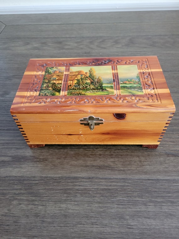 Vintage cedar box with - Gem