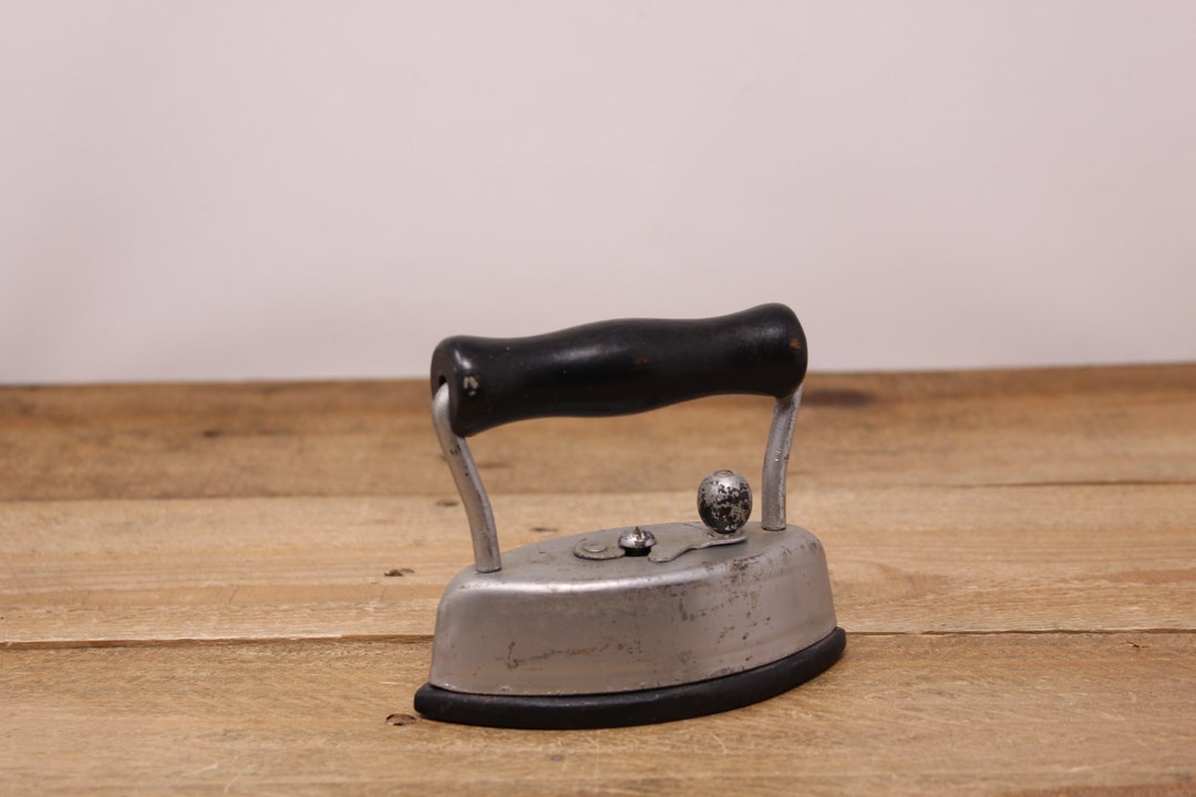 Antique Dover No. 922 Sad Iron / Clothes Iron Doll Sized Clothes Iron ...