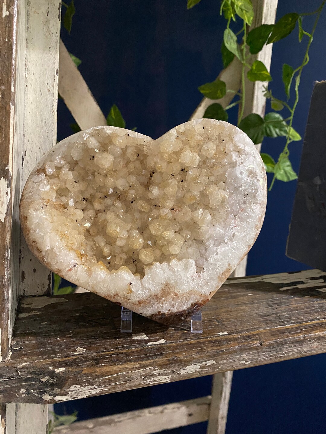Grand cœur de citrine sur support noir, décoration intérieure pièce de ...