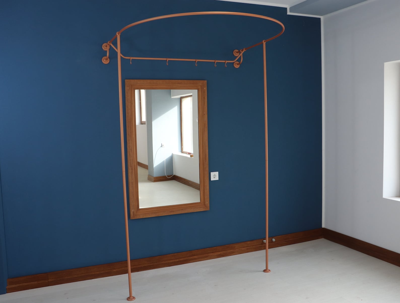 U Shaped Standing Oval Fitting and Dressing Room With Clothes Hanger ...