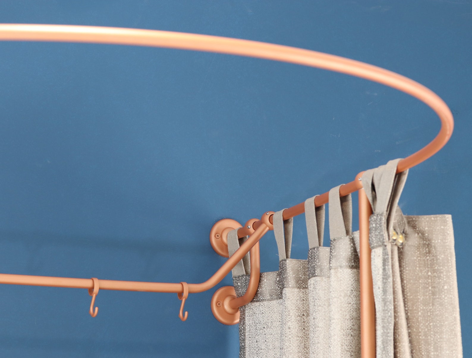 U Shaped Standing Oval Fitting and Dressing Room With Clothes Hanger ...