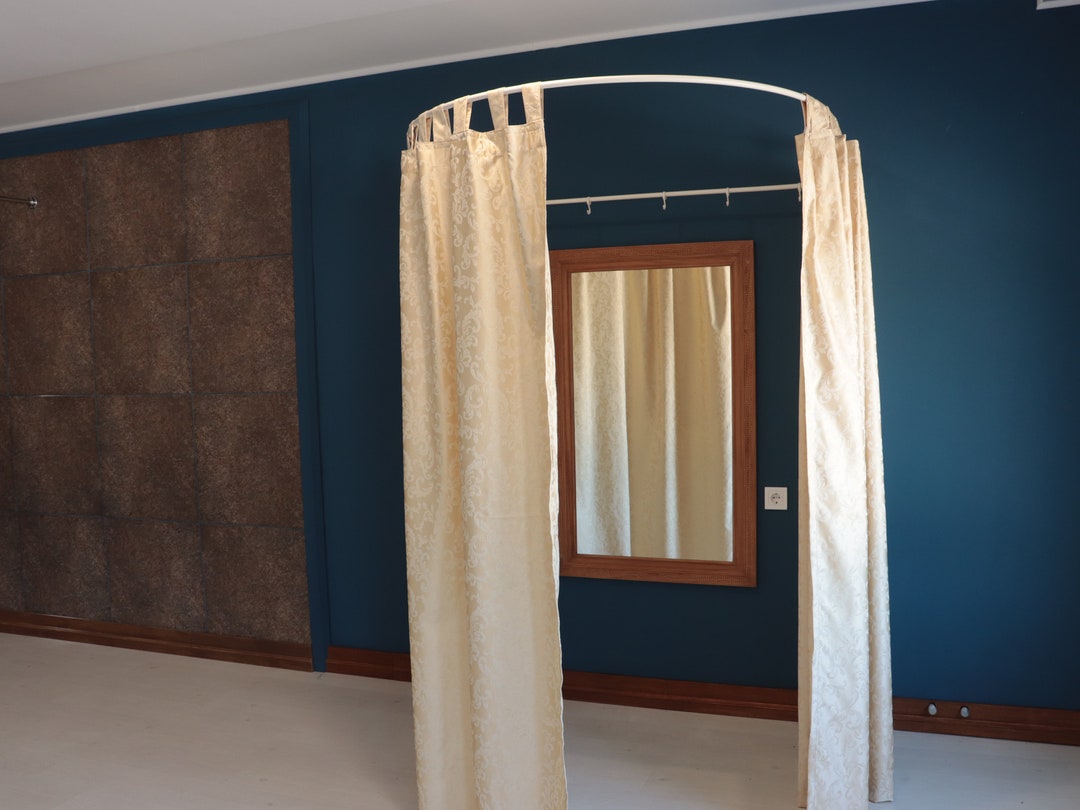 U Shaped Standing Oval Fitting and Dressing Room With Clothes Hanger ...