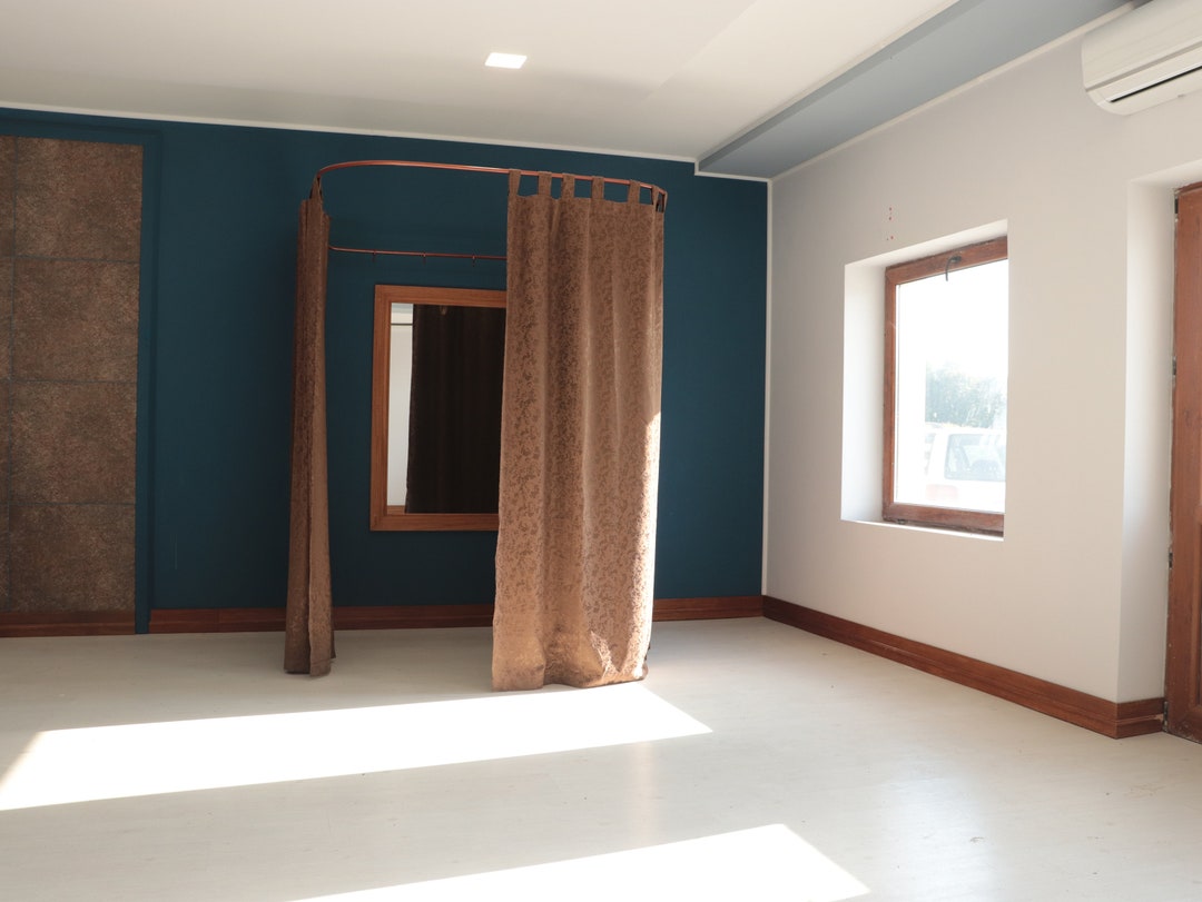 U Shaped Standing Square Oval Fitting and Dressing Room With Clothes ...