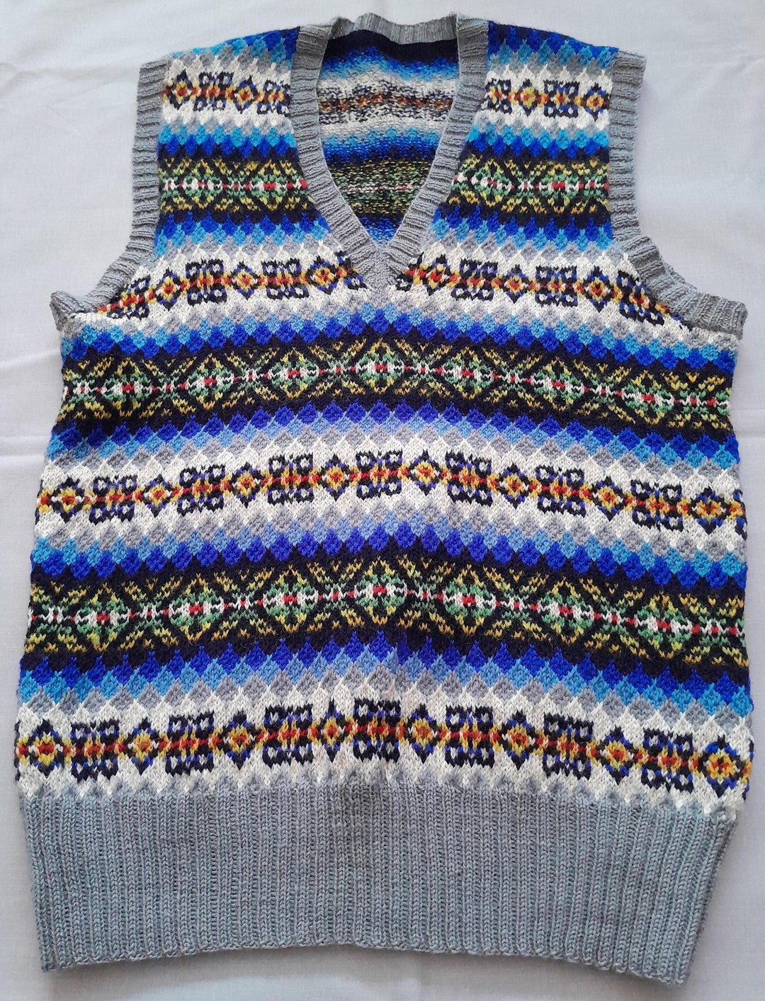 Vintage Tank Top Hand Knit 1950s WW2 Style Fairisle V Neck Patterned ...