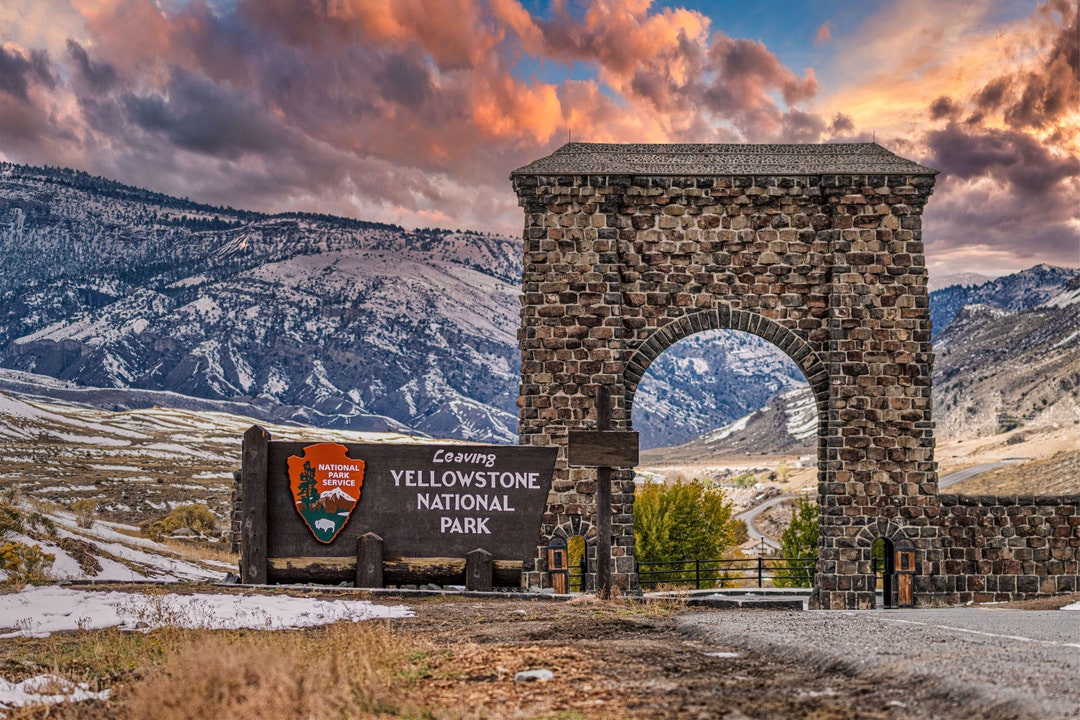 Yellowstone Roosevelt Arch, North Entrance, Grand Teton, Jackson Hole ...