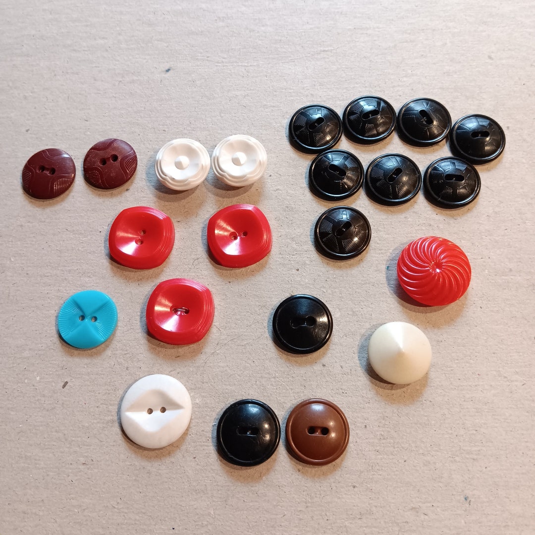 22 Vintage Colt Buttons - Etsy
