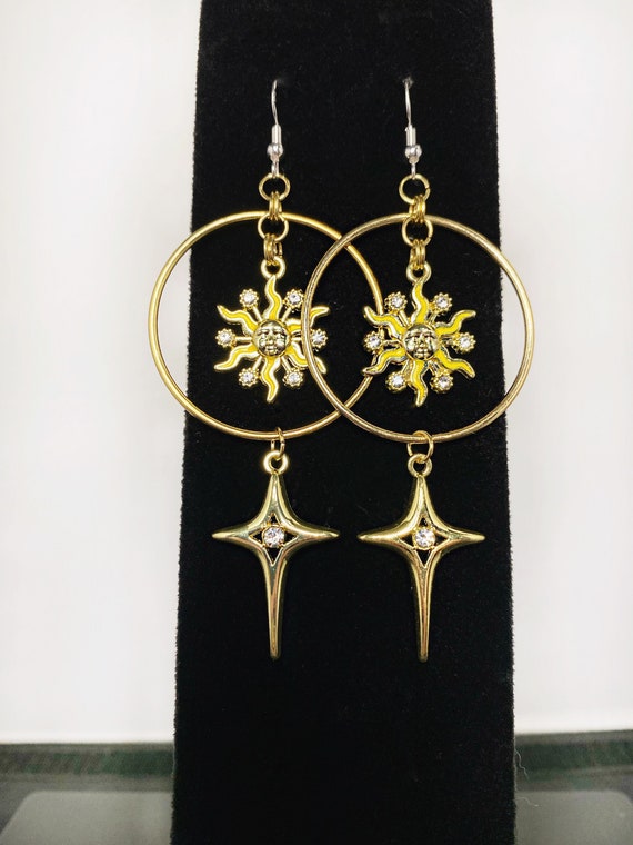 Pointed Star With Sun Around It