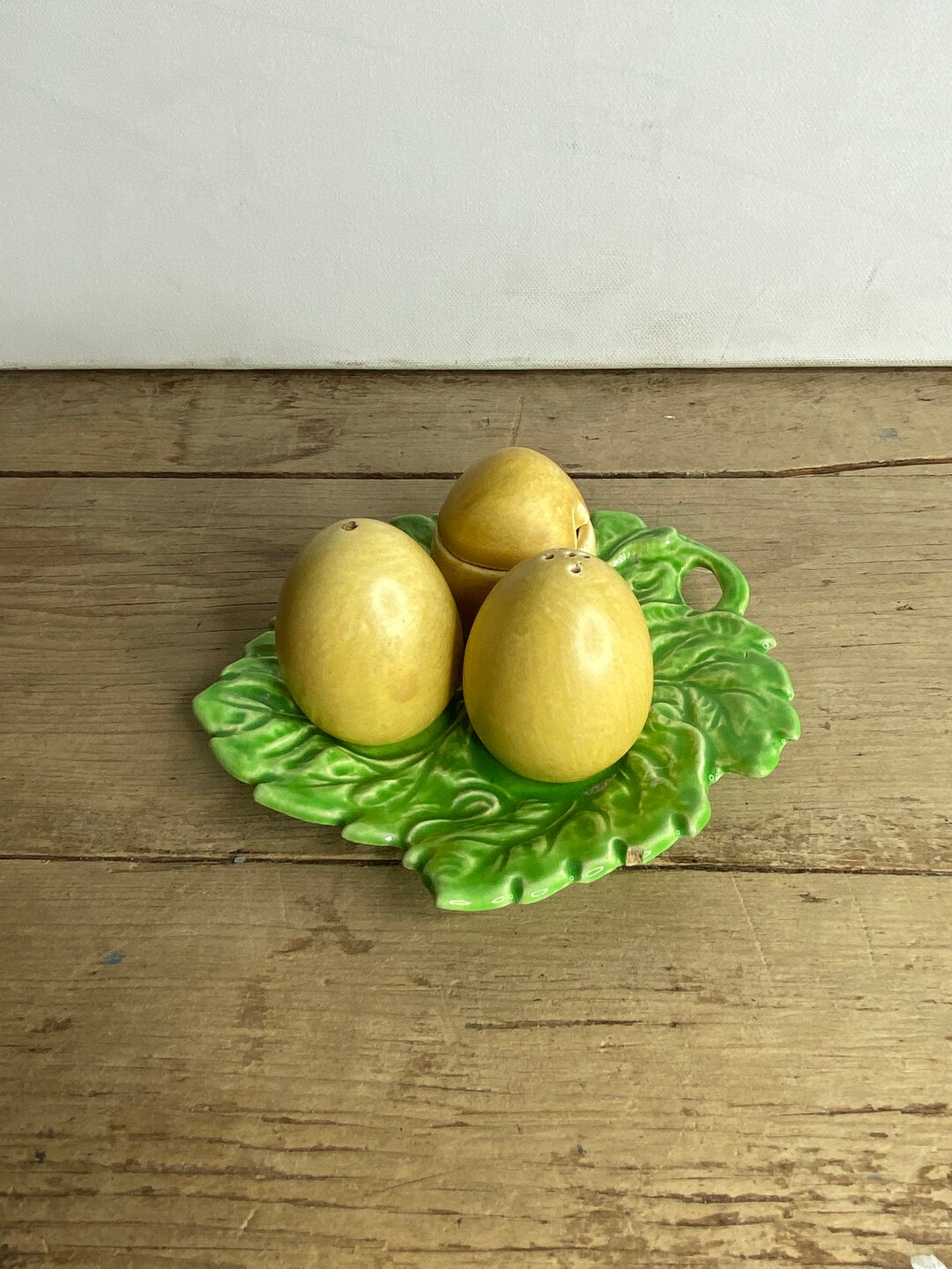 Vintage Grünes Blatt und gelbes Ei 4-teiliges Kondimenten-Set. Salz ...