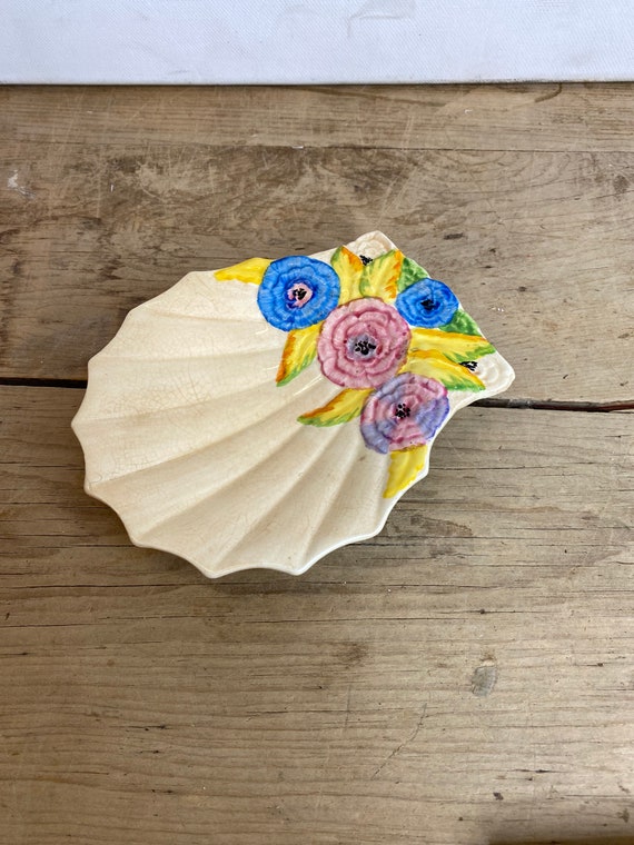 Vintage Unnamed Art Deco Cream Scallop Shell Shaped T… - Gem