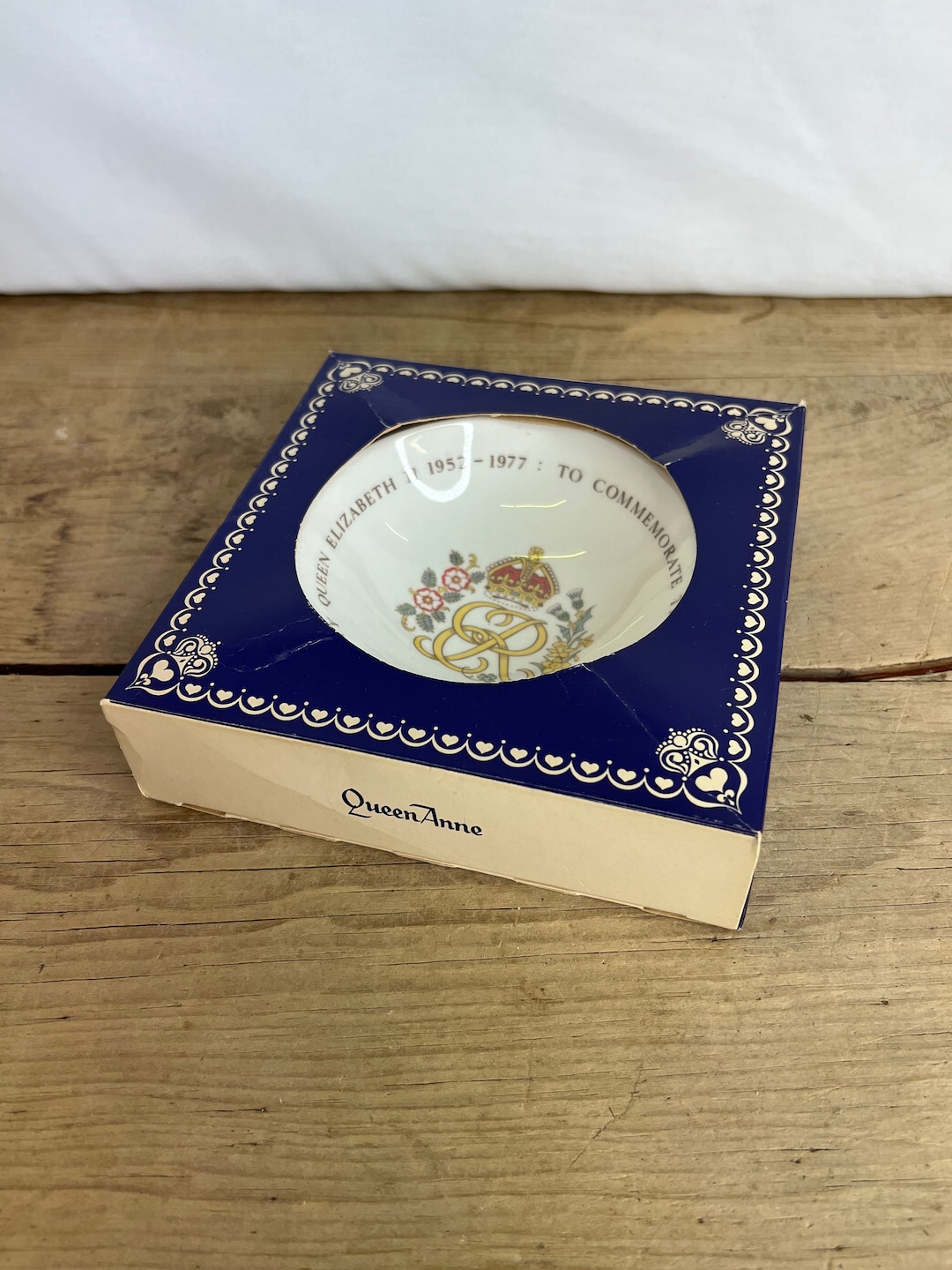 Vintage Boxed Queen Anne Elizabeth II Silver Jubilee Souvenir Small ...