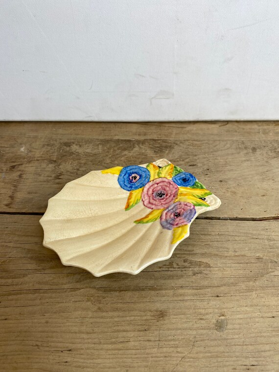 Vintage Unnamed Art Deco Cream Scallop Shell Shaped T… - Gem