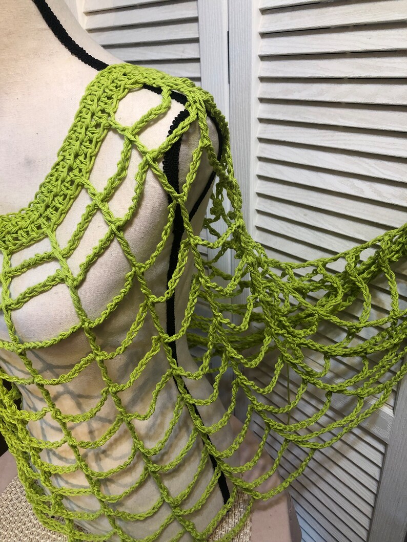 Capa o pancho gótico de telaraña tejido a mano en color verde lima ...