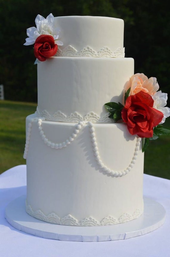Fake wedding cake with cut out | Beachweddingtips.com