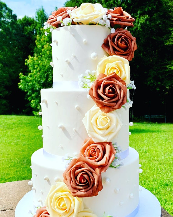 Fake wedding cake with cut out | Beachweddingtips.com