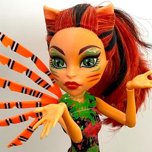 Monster High Doll Great Scarrier Reef Glowsome Ghoulfish Toralei Stripe ...