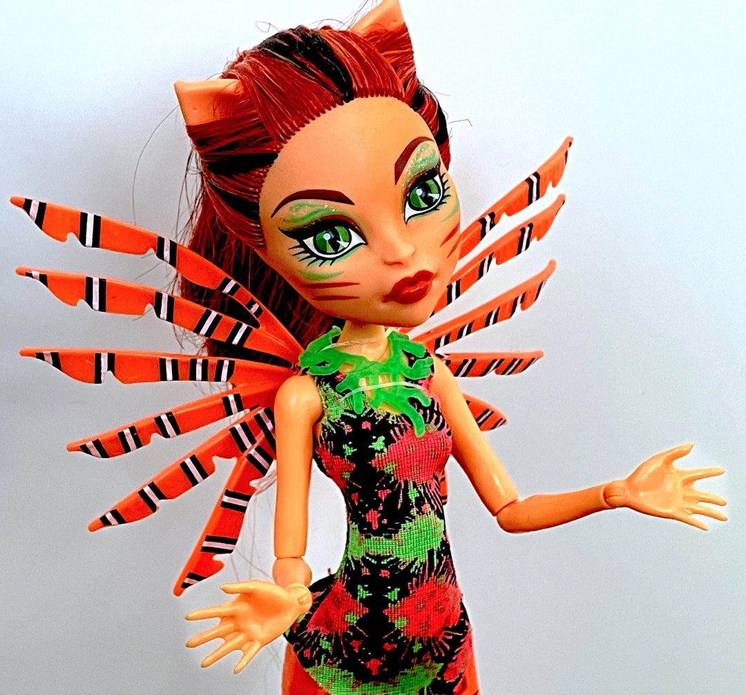 Monster High Doll Great Scarrier Reef Glowsome Ghoulfish Toralei Stripe ...