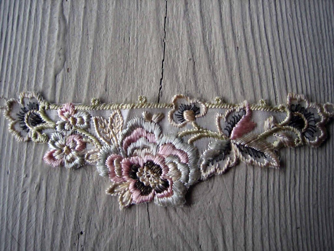 One Floral Antique Applique With Metallic Thread Accents ref: A-5221A/2 ...