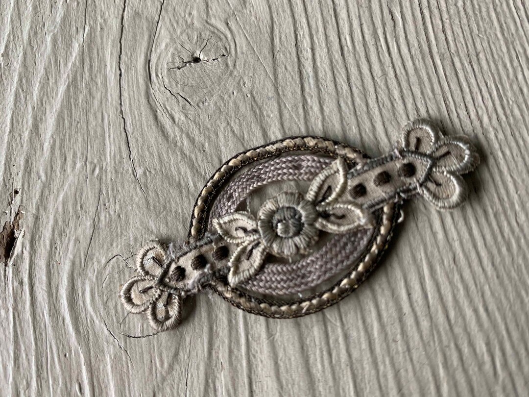 One Small Victorian Antique Applique With Metallic Thread Accents (ref ...