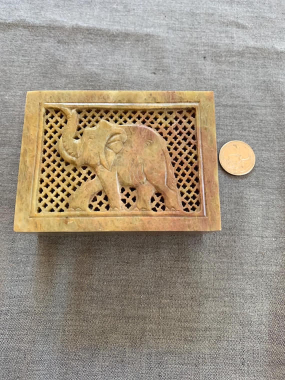 Carved soapstone petite box - Gem