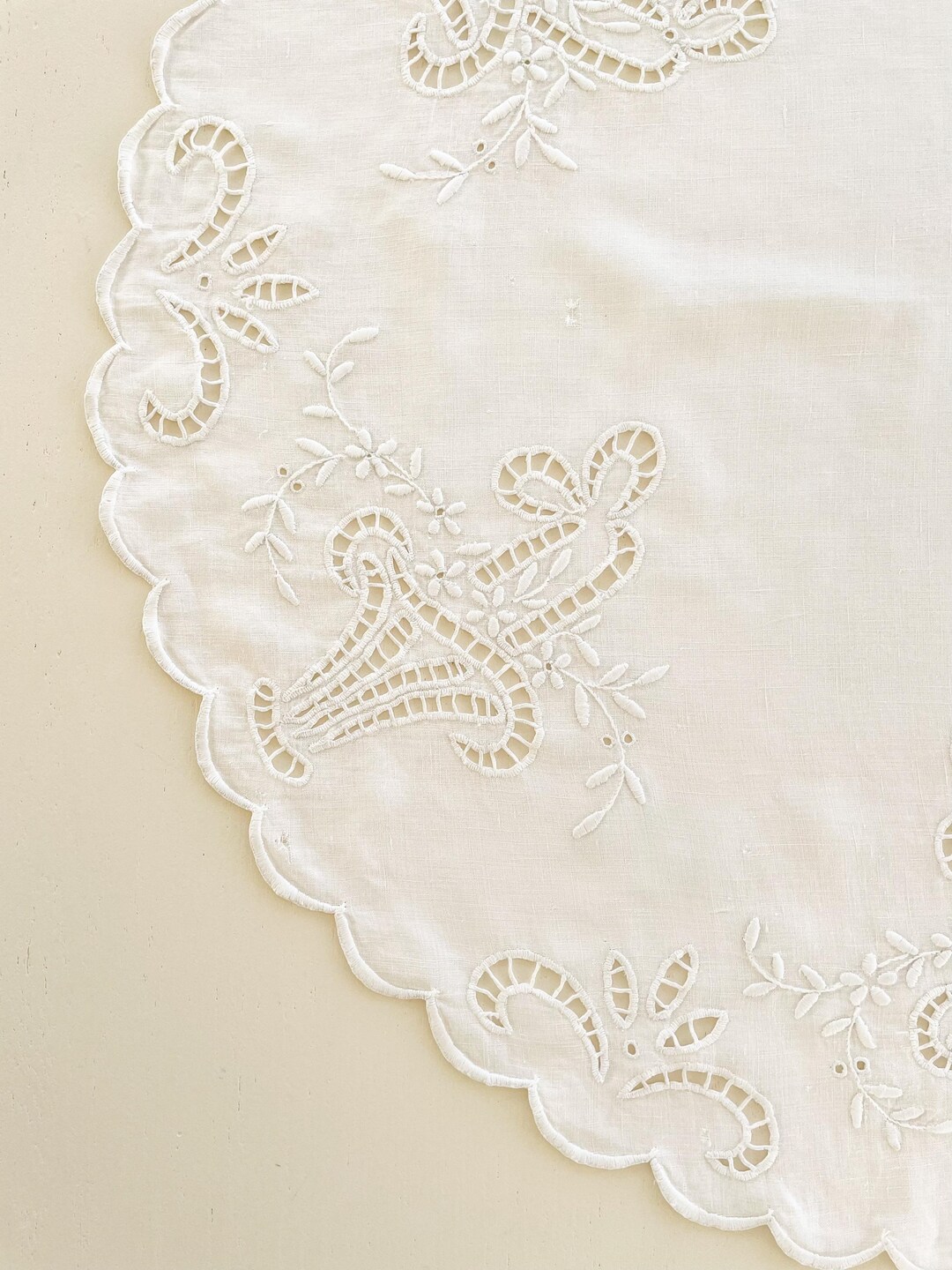 Pretty Vintage White Round Doily With Baskets, Cutwork, and a Scalloped ...