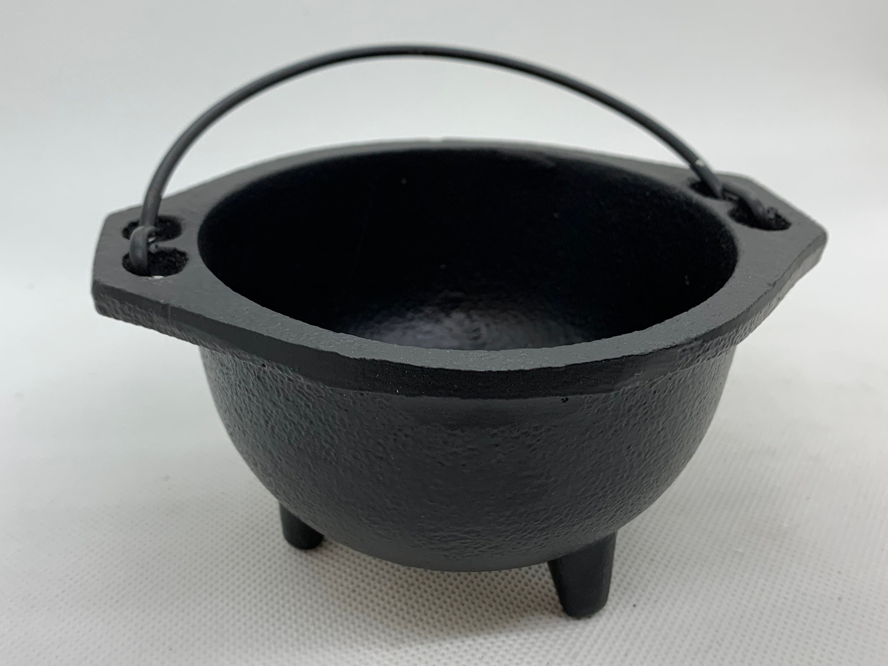 Cast iron cauldron with handle, 2.5 - munimoro.gob.pe
