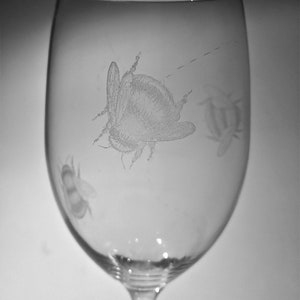 Hand Etched Wine Glass - Bumble Bees - Bee Gift - Bee Lover Gifts - Birthday Present ...