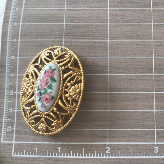 Avon Vintage Brooch.Gold tone, porcelain pink roses.M… - Gem