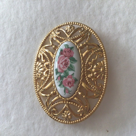 Avon Vintage Brooch.Gold tone, porcelain pink roses.M… - Gem