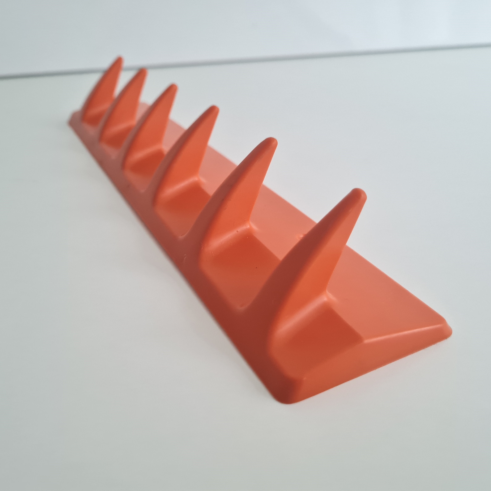 Percha de pared vintage de plástico naranja de la era espacial con 4 ...