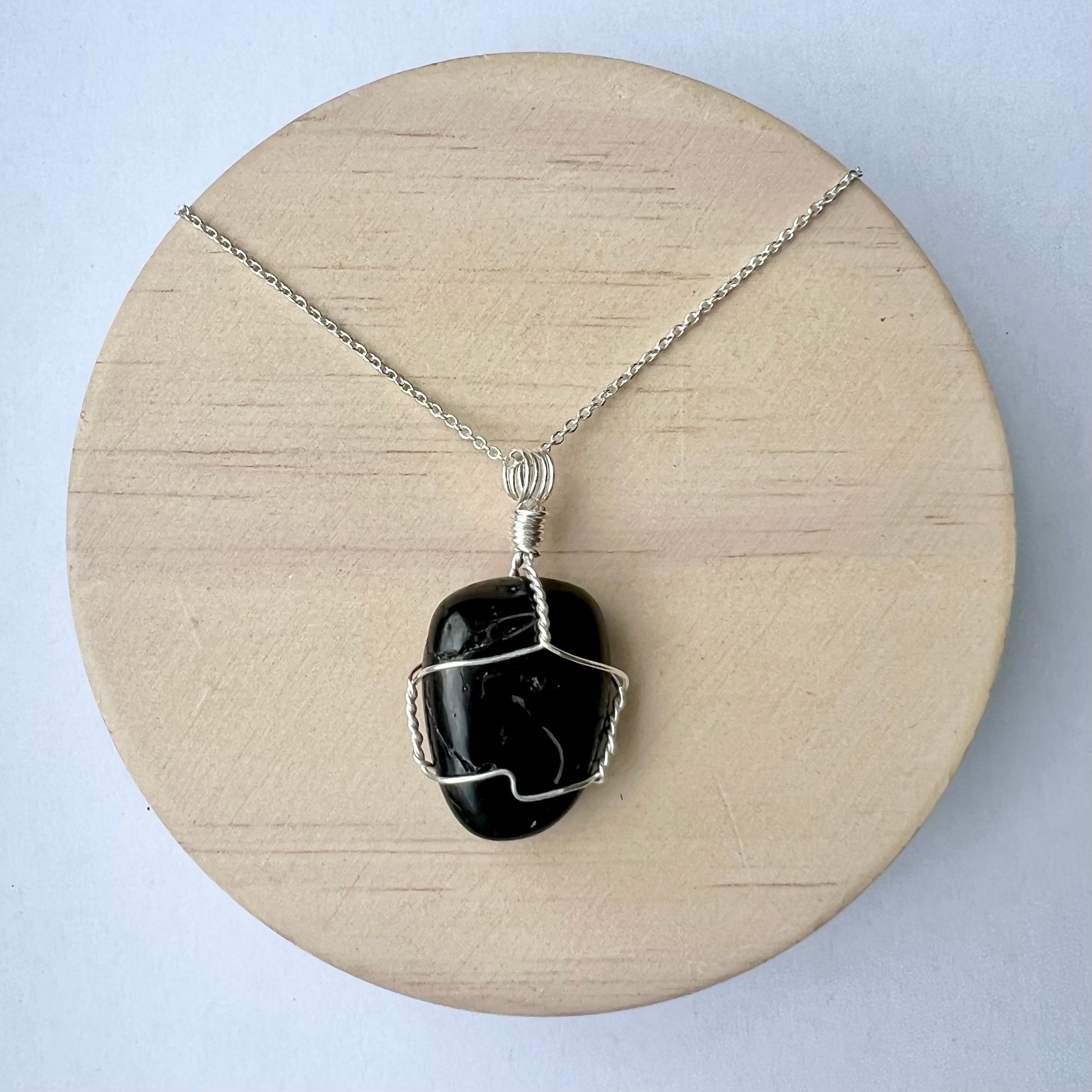 Collar de cristal de turmalina negra envuelto en alambre de plata ...