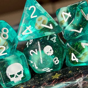 Sunken Skull Dnd Dice Set | Moss, Skulls, Engraving | Exclusive ...