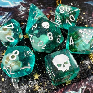 Sunken Skull Dnd Dice Set | Moss, Skulls, Engraving | Exclusive ...
