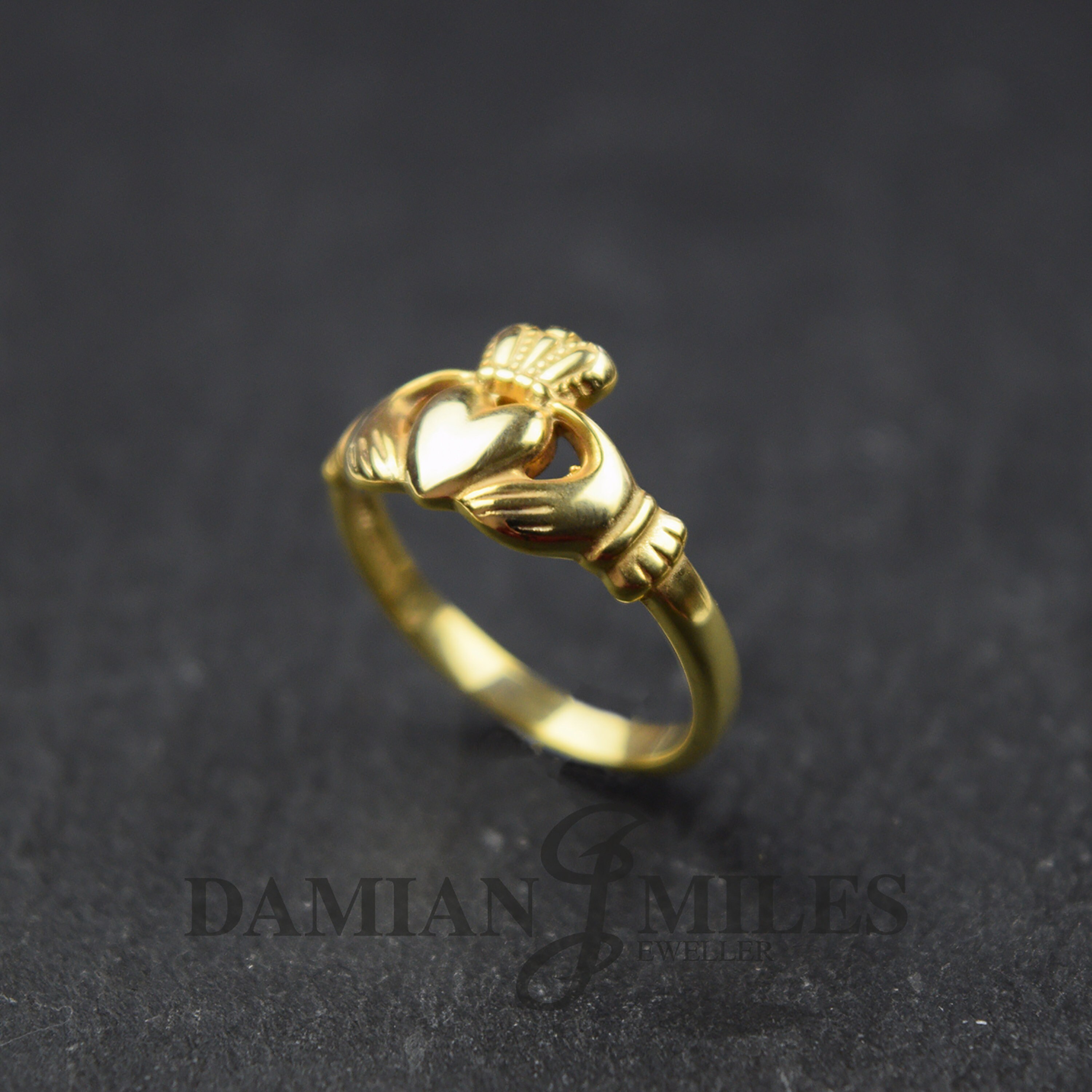 Ladies 9ct gold Claddagh Ring. | Etsy