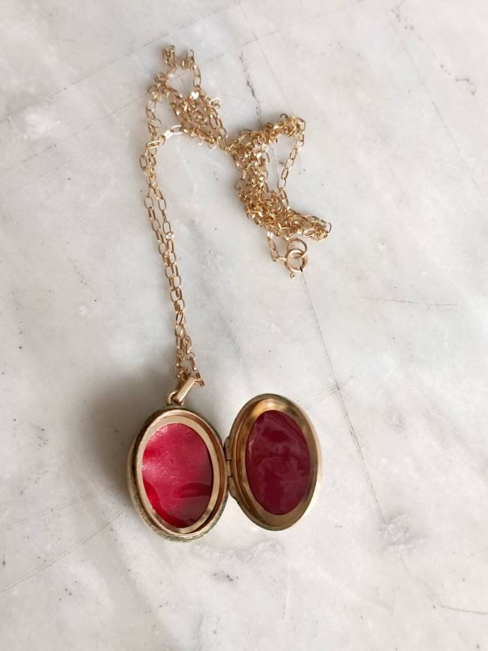 Vintage 9ct Gold Oval Locket and Chain - Etsy