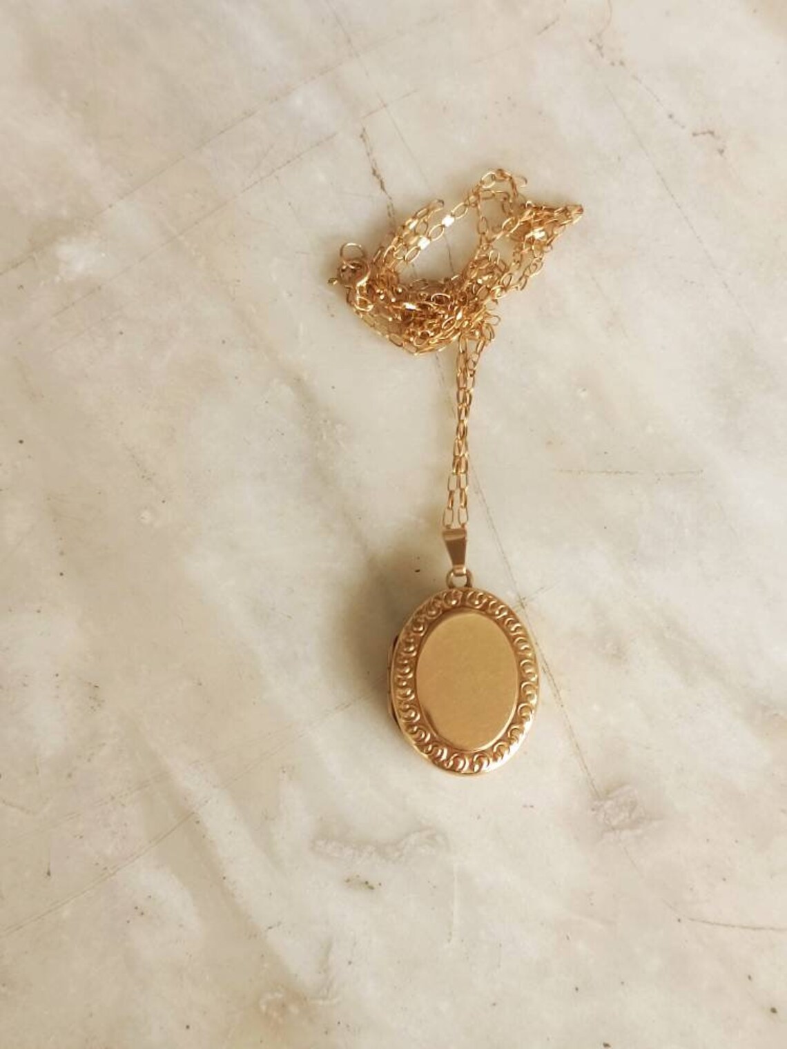 Vintage 9ct Gold Oval Locket and Chain - Etsy