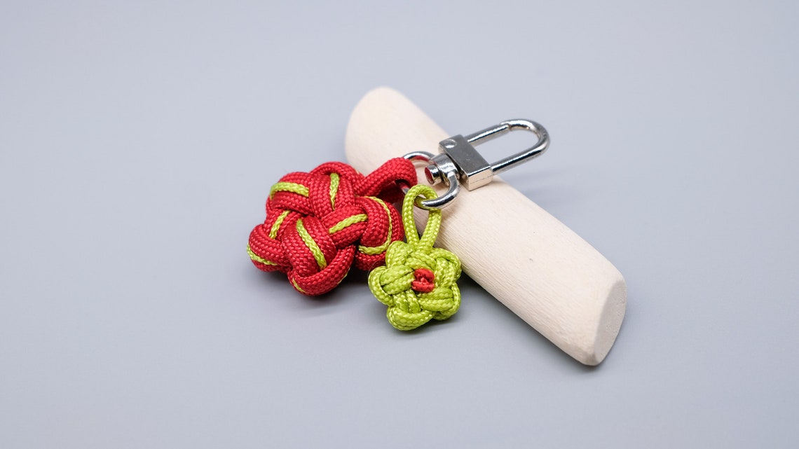 Flower Key Ring in Red and Green Paracord - Etsy