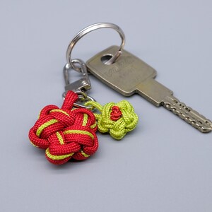 Flower Key Ring in Red and Green Paracord - Etsy