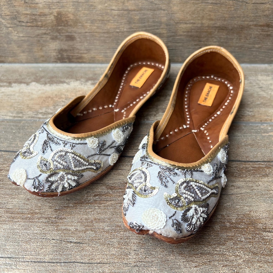 Love Birds Embroidered Bridal Juttis | White Silver Wedding Mojaris ...